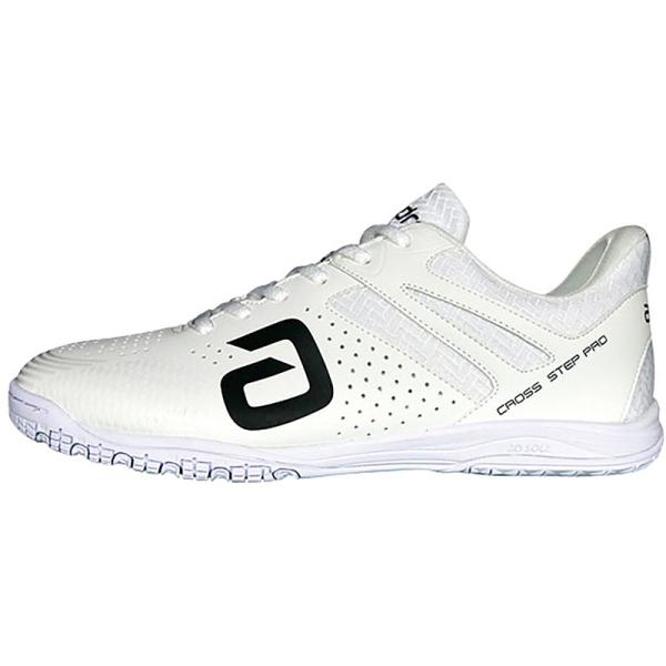 解き放て！パフォーマンスを最大化するために。強い衝撃に耐えられるようにクッション性をアップしつつ柔軟性も向上。激しく動いてもブレにくいよう、かかと部分を再設計し、さらに素材や形状の調整を重ね、動きやすさと止まりやすさを飛躍的に引き上げた。目...