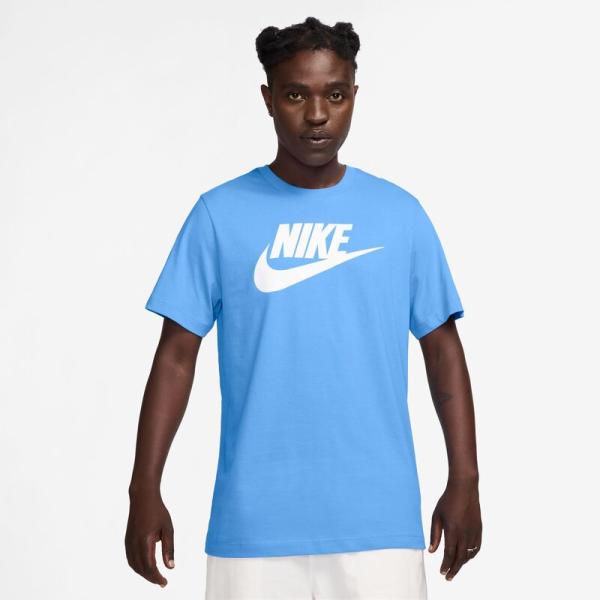 定番コットンの快適な着心地。胸に定番ロゴをあしらったナイキ スポーツウェア Tシャツは、柔らかいコットンジャージー素材を使用しています。対象：メンズ・ユニセックス素材：本体:綿 100%生産国：中国製カラー：(412)ユニバーシティブルー