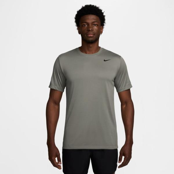 レジェンド Tシャツをアップデート。速乾性に優れ、適度な柔らかさを追求しています。さらに、従来のバージョンよりゆったりとリラックスしたフィット感にカット。リズムに乗り遅れることなくトレーニングを続けられます。対象：メンズ・ユニセックス素材：...