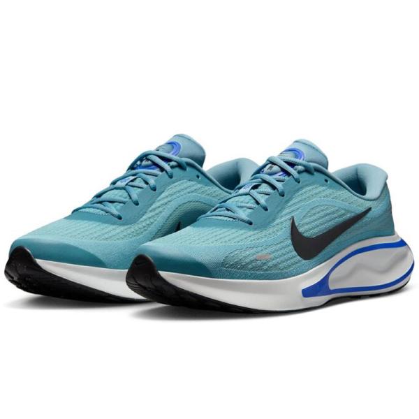 ナイキ ジャーニー ランを履いて、一歩一歩を楽しみながらランニングの旅を満喫。特厚のフォームスタックと抜群に柔らかいクッショニングにより、足の負担が大きい舗装路でも、大きなストライドで余裕を持って走れます。とても快適な履き心地で、またシュー...