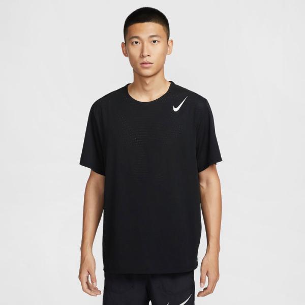スピードを追求したAeroswiftコレクションは、Nikeで最高峰のレーシングギア。このトップスには、速乾性に優れた軽量エンジニアードニットを使用。通気性抜群で、ゴールまで涼しい着心地が持続します。Nike Dri-FIT ADVテクノロ...