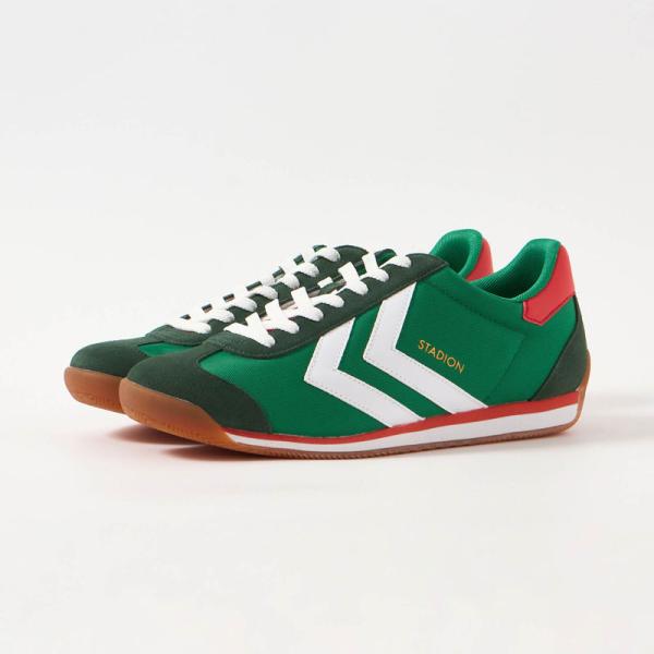 70年代に発売されたランニングシューズSTADIONのリバイバルモデル。当時のシルエットの特徴であったスリムでシンプルなデザインとEVAミッドソールとラバーソールの組み合わせがクラシックを感じさせるモデル。対象：メンズ・ユニセックス素材：合...