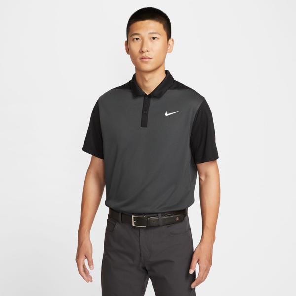 ビクトリー+ ポロは、ゴルフコースでの定番アイテム。 速乾性に優れたDri-FITテクノロジーを取り入れた、なめらかで伸縮性のある素材を使用し、ラウンド中に機能性を発揮します。 Nike Dri-FITテクノロジーが、肌から汗を逃がしてすば...