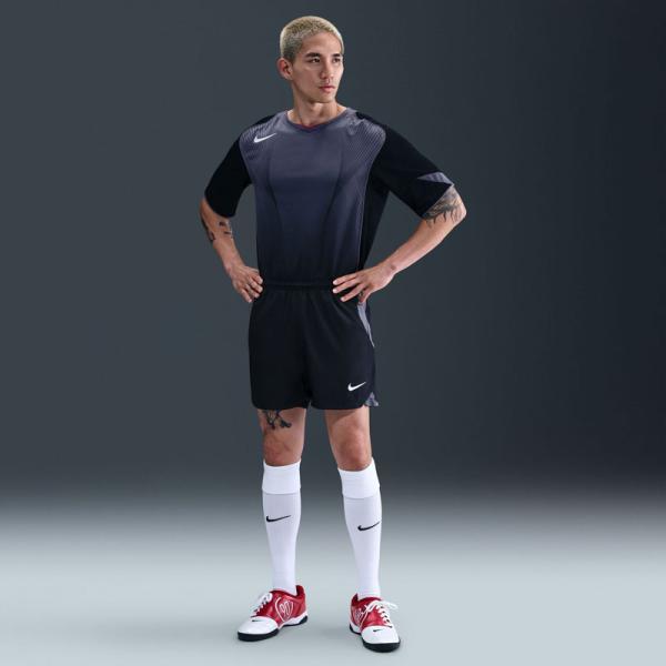 Nikeのトータル 90の伝統を称えるサッカーショートパンツ。伸縮性と速乾性に優れたDri-FIT素材が涼しく快適な状態をキープ。フィールドの中でも外でも大胆でレトロなスタイルを演出します。対象：メンズ・ユニセックス素材：本体:ポリエステル...