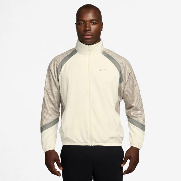 このレトロなスタイルのウォームアップジャケットで、コートサイドで個性的なスタイルをアピール。軽量のウーブンシェルと柔らかい起毛素材の裏地を重ね、ゆったりとしたフィット感に仕上げました。試合に熱中している間も抜群の保温性を発揮します。なめらか...