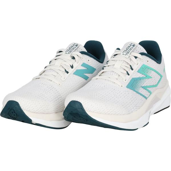 安定性と反発性を兼ね備えたプレート入りシューズの入門モデル FUELCELL PROPEL V5 に、トップモデルを受け継ぐカラー &amp; アッパーデザインの新色が登場。軽量化と反発弾性の向上を実現した FUELCELL ミッドソール、...