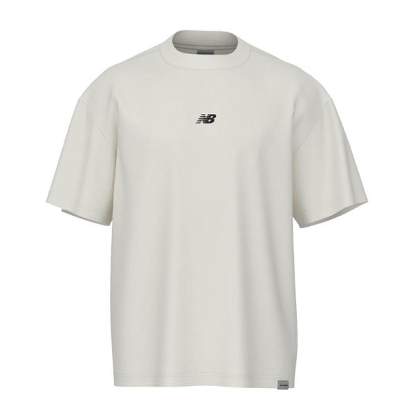 日本人の体型に合わせて開発されたトレーニング用グラフィックTシャツ。背面に反射プリントで「The Intelligent Choice」をグラフィックデザイン。吸汗速乾性に優れたNB Dryを搭載したポリエステル100%ニット素材を使用し、...