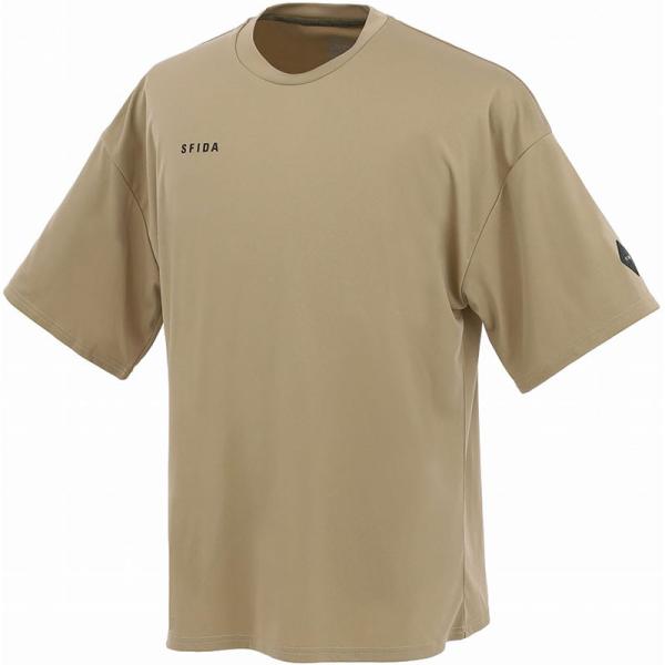 商品の説明コットンライクな吸汗速乾・快適機能ニット素材。イージーケアなPESニット素材は常にスマートな着用感を実現しています。ゆとりを持たせたボディー＆スリーブフィットとスタイリッシュなボトムスコーディネイトを考慮した短めの着丈シルエット。...