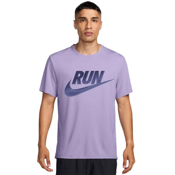 ナイキ マイラー ラン エナジーメンズ Dri-FIT ショートスリーブ ランニングトップなめらかで通気性に優れたマイラー トップ。定番のフィット感で、速乾性を高めるDri-FITテクノロジーを搭載しています。 軽くて通気性の高いなめらかな...