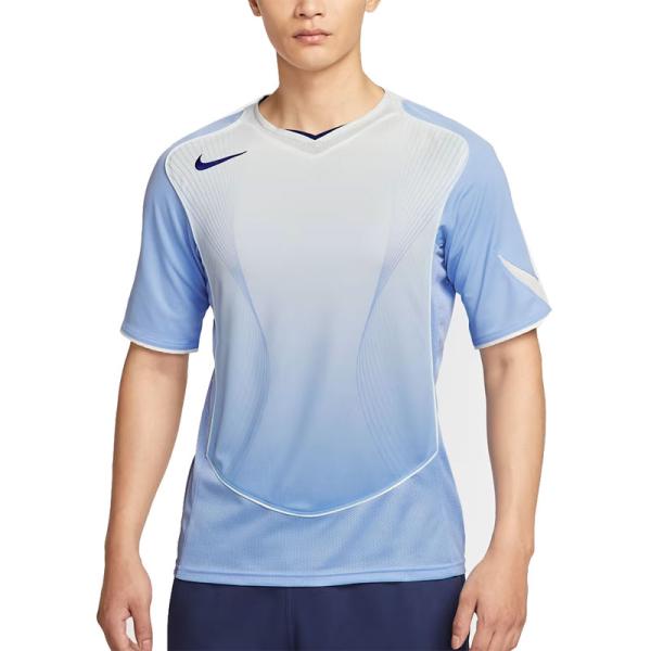NIKE ナイキ DF T90 S/S トップ JSY2000年代初頭のエネルギーを伝えるこのトータル 90 ユニフォームは、当時の有名クラブや代表チームが着用していたキットを彷彿とさせるレトロなデザイン。速乾性の高いメッシュ素材を使用した...