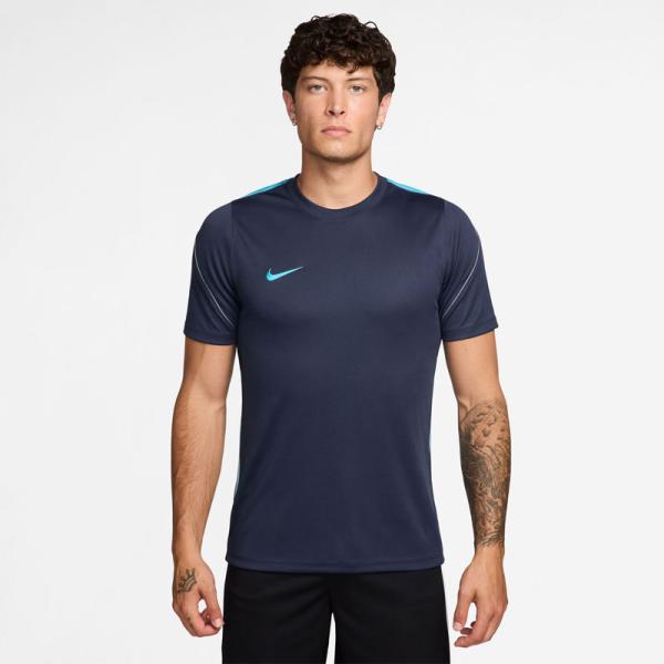 NIKE  ナイキ DF STRK S/S トッププロが着用するウェアのレプリカデザインをあしらった、スリムフィットのトップス。速乾性に優れたDri-FITテクノロジーがフィールドでも涼しい状態をキープし、冷静なプレーをサポートします。Ni...