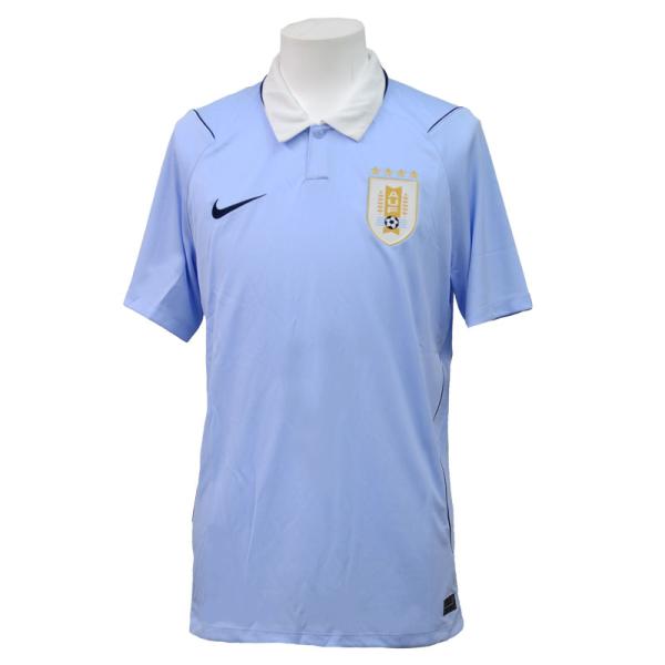 NIKE ウルグアイ 2026 ホーム ユニフォームトップスNikeが贈るウルグアイ2026ホームユニフォームトップス。このデザインは、歴代のウルグアイ代表ユニフォームへのオマージュです。Nike Dri-FITテクノロジーが、肌から汗を逃...