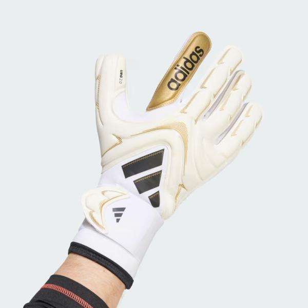 adidas コパ Pro ゴールキーパーグローブパームにグリップ力のある素材を使用した、トラディショナルなGKグローブ。試合開始から終了のホイッスルが鳴るまでゴールを守る、ゴールキーパーのためのグローブ。手の甲には通気性を高めるメッシュと...