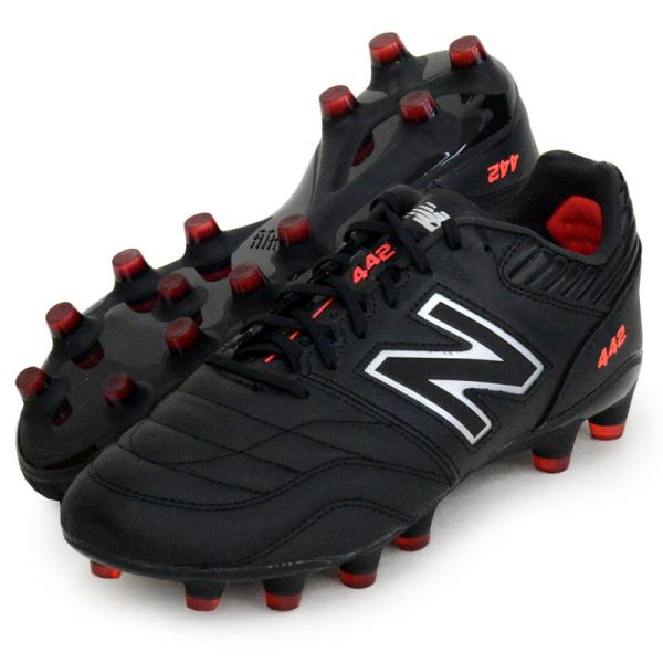 NEW BALANCE 442 PRO HG 妥協することなく努力を続けるプレーヤーに向けて、「442 PRO」をv2にアップデート。足馴染みのよい前足部のカンガルーレザーアッパーはそのままに、指先から履き口、踵までトータルに履き心地を高め...