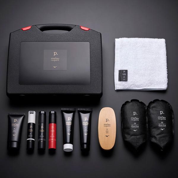 MIZUNO P. メンテナンスキットプロ・ホペイロ松浦紀典とミズノが共同開発したシューズケアシリーズ。p．(ピードット) シリーズのシューズケアアイテムを詰め込んだメンテンナンスキット。このキットでしか手に入らないアイテムもラインナップ。...