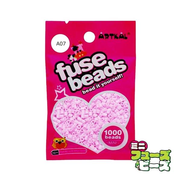 ■ 商品説明 ■ 種類：フューズビーズ ミニ（2.6mm）サイズ：直径 2.6mmカラー：ピンク数量：約 1,000粒RGB数値：R:241 G:167 B:220アイロンがけによる形状の保持に優れながらも、柔軟性のあるソフトタイプのアイロ...