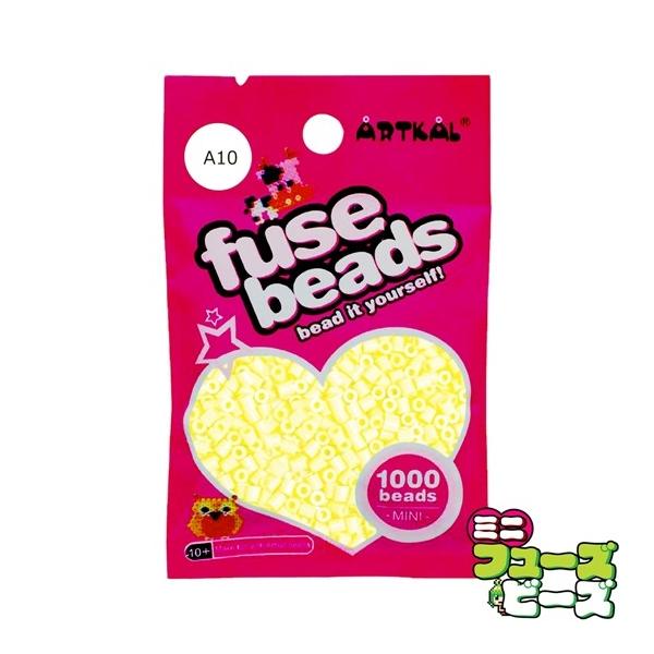 ■ 商品説明 ■ 種類：フューズビーズ ミニ（2.6mm）サイズ：直径 2.6mmカラー：ライトイエロー数量：約 1,000粒RGB数値：R:242 G:240 B:161アイロンがけによる形状の保持に優れながらも、柔軟性のあるソフトタイプ...