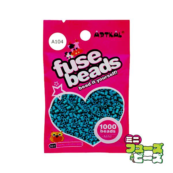 ■ 商品説明 ■ 種類：フューズビーズ ミニ（2.6mm）サイズ：直径 2.6mmカラー：ダークターコイズ数量：約 1,000粒RGB数値：R:8 G:91 B:110アイロンがけによる形状の保持に優れながらも、柔軟性のあるソフトタイプのア...