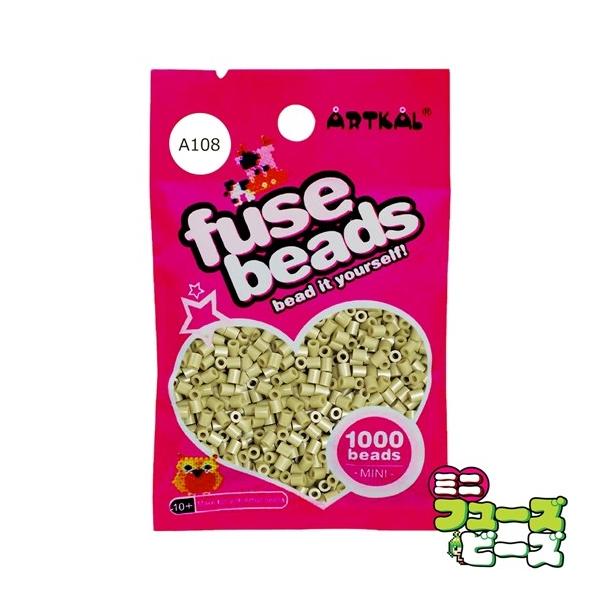 ■ 商品説明 ■ 種類：フューズビーズ ミニ（2.6mm）サイズ：直径 2.6mmカラー：パステルカーキ数量：約 1,000粒RGB数値：R:164 G:147 B:80アイロンがけによる形状の保持に優れながらも、柔軟性のあるソフトタイプの...