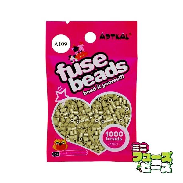 ■ 商品説明 ■ 種類：フューズビーズ ミニ（2.6mm）サイズ：直径 2.6mmカラー：ライトカーキ数量：約 1,000粒RGB数値：R:158 G:136 B:60アイロンがけによる形状の保持に優れながらも、柔軟性のあるソフトタイプのア...