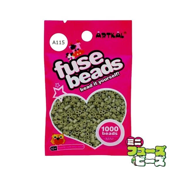 ■ 商品説明 ■ 種類：フューズビーズ ミニ（2.6mm）サイズ：直径 2.6mmカラー：モスグリーン数量：約 1,000粒RGB数値：R:100 G:105 B:46アイロンがけによる形状の保持に優れながらも、柔軟性のあるソフトタイプのア...