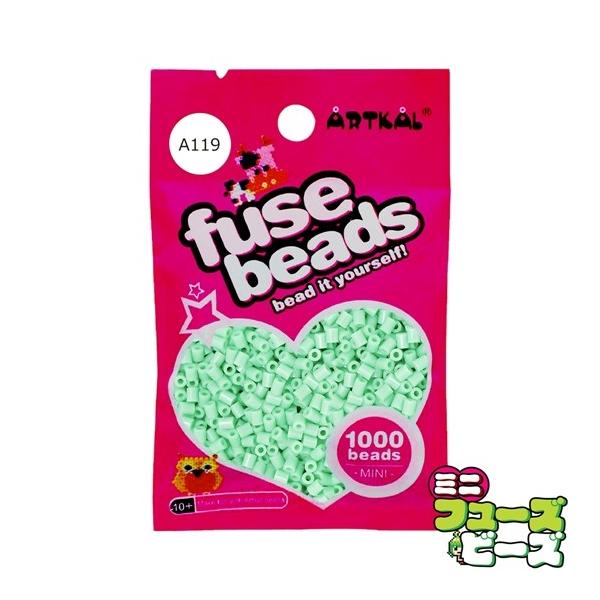 ■ 商品説明 ■ 種類：フューズビーズ ミニ（2.6mm）サイズ：直径 2.6mmカラー：ポーラーミント数量：約 1,000粒RGB数値：R:102 G:204 B:153アイロンがけによる形状の保持に優れながらも、柔軟性のあるソフトタイプ...
