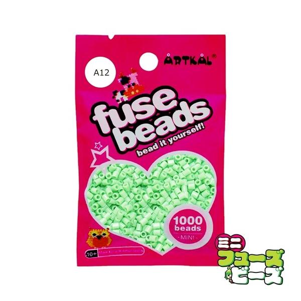 ■ 商品説明 ■ 種類：フューズビーズ ミニ（2.6mm）サイズ：直径 2.6mmカラー：ライトグリーン数量：約 1,000粒RGB数値：R:173 G:220 B:145アイロンがけによる形状の保持に優れながらも、柔軟性のあるソフトタイプ...