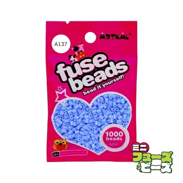 ■ 商品説明 ■ 種類：フューズビーズ ミニ（2.6mm）サイズ：直径 2.6mmカラー：ライトウルトラマリン数量：約 1,000粒RGB数値：R:65 G:102 B:176アイロンがけによる形状の保持に優れながらも、柔軟性のあるソフトタ...