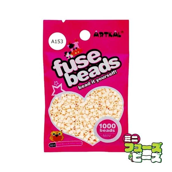 ■ 商品説明 ■ 種類：フューズビーズ ミニ（2.6mm）サイズ：直径 2.6mmカラー：ミルキーベージュ数量：約 1,000粒RGB数値：R:249 G:200 B:152アイロンがけによる形状の保持に優れながらも、柔軟性のあるソフトタイ...