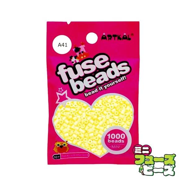 ■ 商品説明 ■ 種類：フューズビーズ ミニ（2.6mm）サイズ：直径 2.6mmカラー：パステルイエロー数量：約 1,000粒RGB数値：R:246 G:235 B:97アイロンがけによる形状の保持に優れながらも、柔軟性のあるソフトタイプ...