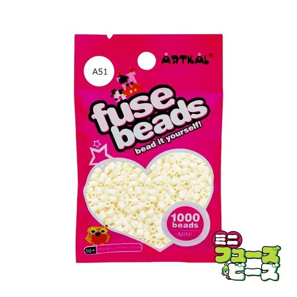 ■ 商品説明 ■ 種類：フューズビーズ ミニ（2.6mm）サイズ：直径 2.6mmカラー：アイボリー数量：約 1,000粒RGB数値：R:252 G:251 B:205アイロンがけによる形状の保持に優れながらも、柔軟性のあるソフトタイプのア...
