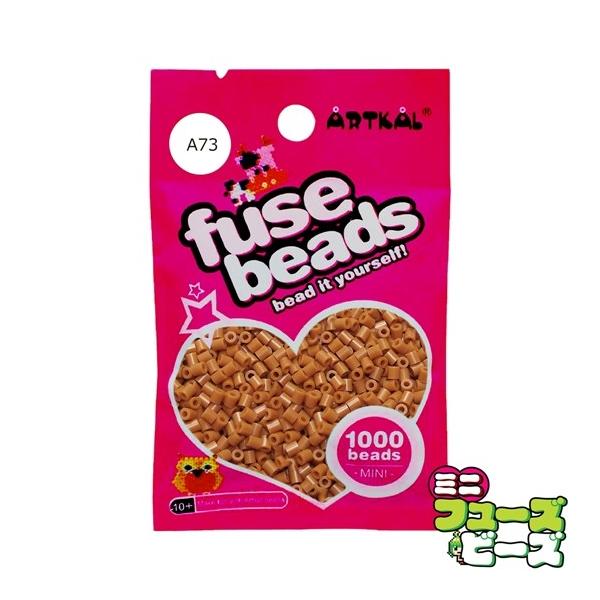 ■ 商品説明 ■ 種類：フューズビーズ ミニ（2.6mm）サイズ：直径 2.6mmカラー：キャラメルブラウン 数量：約 1,000粒RGB数値：R:184 G:97 B:37アイロンがけによる形状の保持に優れながらも、柔軟性のあるソフトタイ...