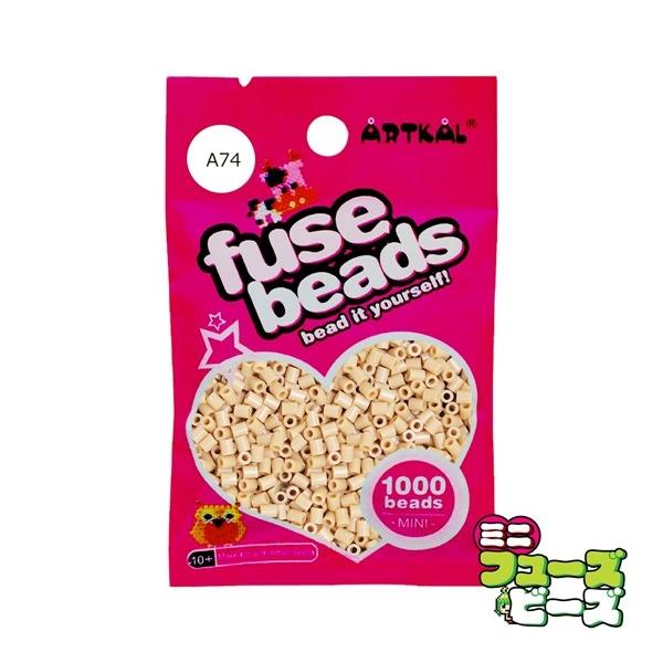 ■ 商品説明 ■ 種類：フューズビーズ ミニ（2.6mm）サイズ：直径 2.6mmカラー：ミルクティーブラウン 数量：約 1,000粒RGB数値：R:205 G:178 B:119アイロンがけによる形状の保持に優れながらも、柔軟性のあるソフ...