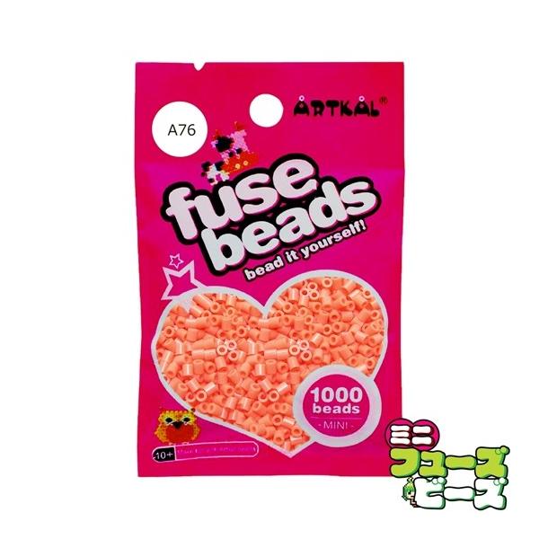 ■ 商品説明 ■ 種類：フューズビーズ ミニ（2.6mm）サイズ：直径 2.6mmカラー：サーモンピンク数量：約 1,000粒RGB数値：R:255 G:109 B:106アイロンがけによる形状の保持に優れながらも、柔軟性のあるソフトタイプ...