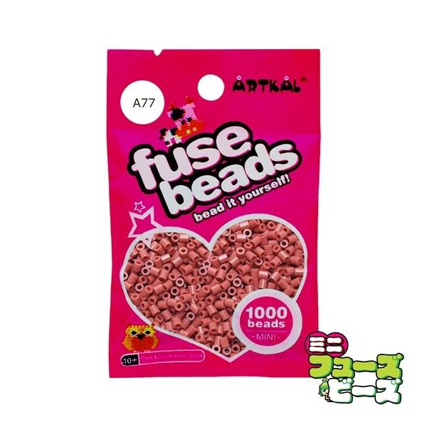 ■ 商品説明 ■ 種類：フューズビーズ ミニ（2.6mm）サイズ：直径 2.6mmカラー：コンビーフピンク 数量：約 1,000粒RGB数値：R:170 G:87 B:97アイロンがけによる形状の保持に優れながらも、柔軟性のあるソフトタイプ...