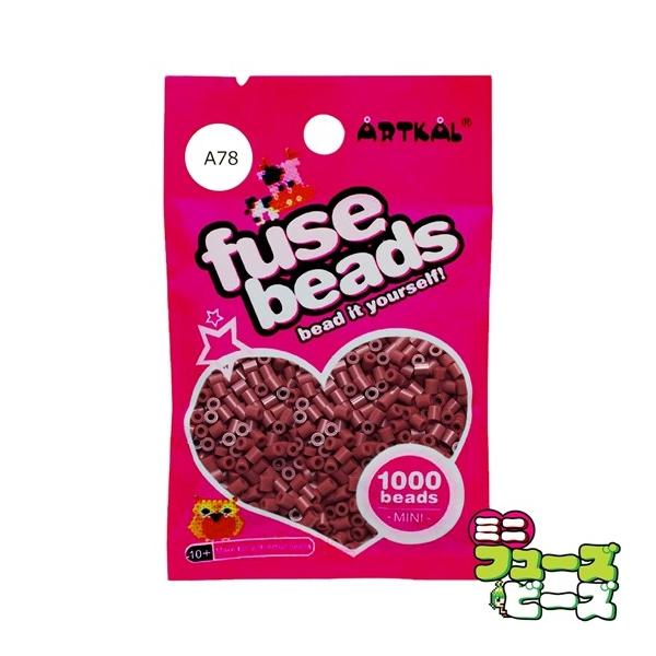 ■ 商品説明 ■ 種類：フューズビーズ ミニ（2.6mm）サイズ：直径 2.6mmカラー：サラミレッド 数量：約 1,000粒RGB数値：R:92 G:19 B:27アイロンがけによる形状の保持に優れながらも、柔軟性のあるソフトタイプのアイ...