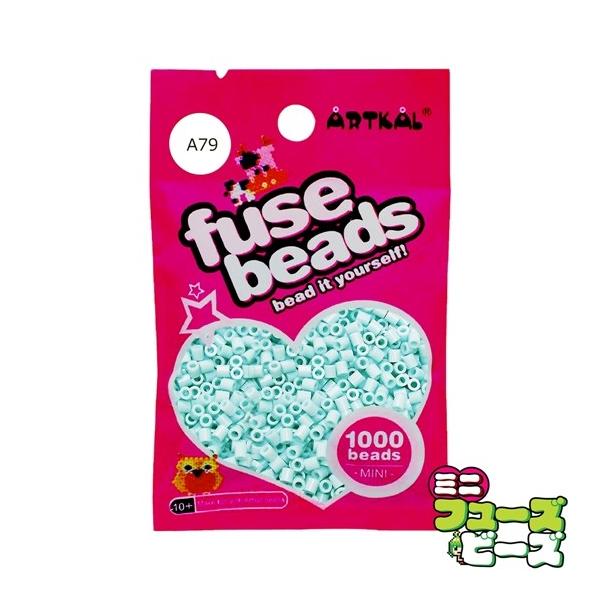■ 商品説明 ■ 種類：フューズビーズ ミニ（2.6mm）サイズ：直径 2.6mmカラー：アイスブルー 数量：約 1,000粒RGB数値：R:89 G:213 B:216アイロンがけによる形状の保持に優れながらも、柔軟性のあるソフトタイプの...