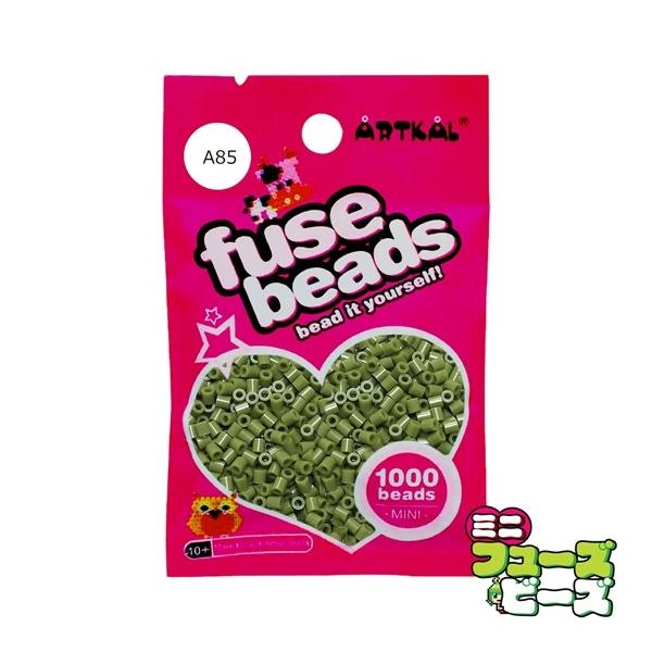 ■ 商品説明 ■ 種類：フューズビーズ ミニ（2.6mm）サイズ：直径 2.6mmカラー：ダークオリーブグリーン数量：約 1,000粒RGB数値：R:153 G:155 B:48アイロンがけによる形状の保持に優れながらも、柔軟性のあるソフト...