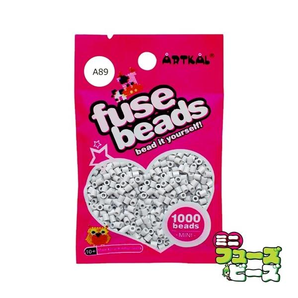 ■ 商品説明 ■ 種類：フューズビーズ ミニ（2.6mm）サイズ：直径 2.6mmカラー：コンクリートグレー 数量：約 1,000粒RGB数値：R:187 G:188 B:188アイロンがけによる形状の保持に優れながらも、柔軟性のあるソフト...