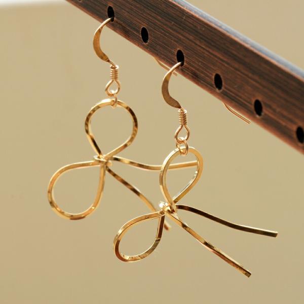 ■商品詳細■【フレンチフック】 縦幅：約1.4cm 横幅：約1.8cm 厚み：約0.3mm【リボン】 縦幅：約2.4cm 横幅：約2.2cm 厚み：約1mm【 地金材質】14金ゴールドフィルド(14kgf) / Rodium Gold Pl...