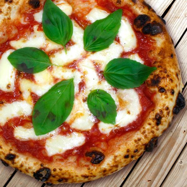 当店一番人気の「ピッツァマルゲリータ」が、イタリア語で『美味しい』を意味するBouno（ブォーノ）を名前に冠して、新しくより美味しく生まれ変わりました。チーズにはイタリア産のより本格的なモッツァレラチーズを使用し、こだわりのトマトソースには...