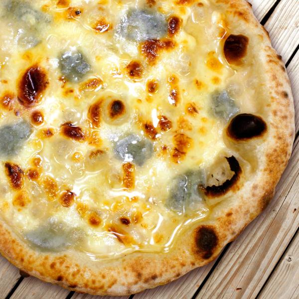 ゴルゴンゾーラと蜂蜜の組み合わせが絶妙なコクと甘さのバランスを生み出します！イタリア産イゴール社のゴルゴンゾーラピカンテを使用し、濃厚なのにしつこくない味わいは、「ブルーチーズが苦手」いう方もぜひお試しください！