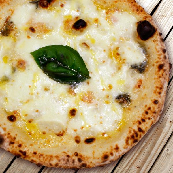 イタリアを代表するフレッシュチーズ・モッツァレラ、世界三大ブルーチーズのひとつ・ゴルゴンゾーラ、ウオッシュタイプ（塩水やアルコールで洗いながら熟成）のタレッジョ、長期熟成の硬質チーズ・グラナ　パダーノの4種類のチーズを使用しています。淡泊で...