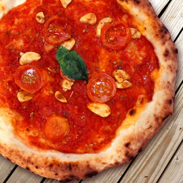 トマトソースはイタリア産のクラッシュトマトとホールトマトをブレンドし従来のオレガノ、にんにくに加え、ミニトマトとバジルをトッピングしました。にんにくは世界中の一流シェフが使用している、スペイン産のモラドにんにくを使用しています。香りとコク、...