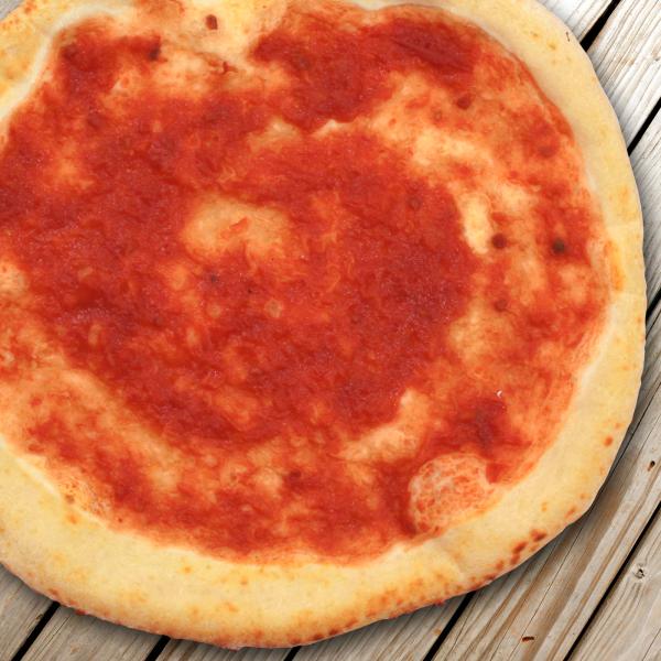 素焼きの生地にトマトソースを塗ったものです。オリジナルのピザをお楽しみください。