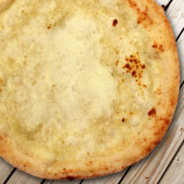 素焼きの生地にクリームソースを塗ったものです。オリジナルのピザをお楽しみください。