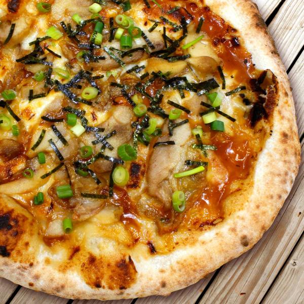大人からお子様まで、みんな大好きな“てりやきチキンピッツァ”です！味わい深く改良されたテリヤキソースを、やわらかな鶏肉にたっぷり絡めました。ねぎ、刻み海苔との相性もバッチリ！