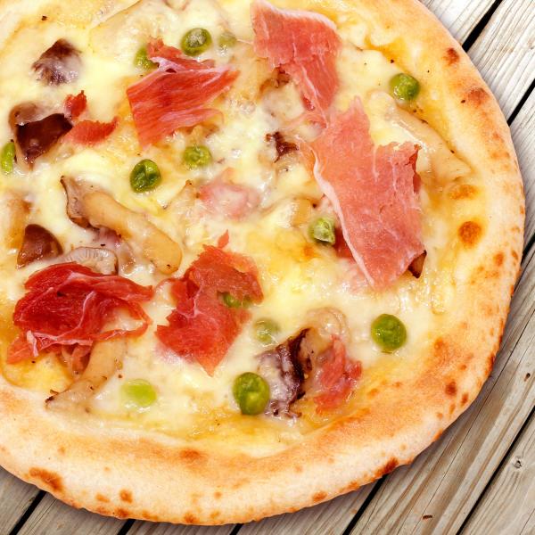 カルボナーラソースの黄色、生ハムの切り落としの赤、グリンピースの緑の彩りが食欲をそそります。見た目だけでなく、食材同士の相性も抜群。3種類のきのこは地元・信州のHOKTOのしめじ、エリンギ、霜降りひらたけを使用しています。グリンピースはイタ...
