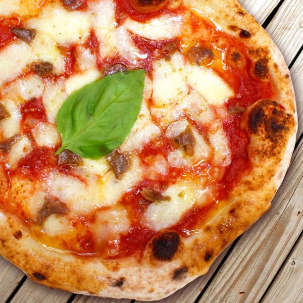 ピッツァはナポリが発祥ですが、ローマで作られたいちばん歴史の古いピッツァが、このロマーナ！トマトソースにモッツァレラチーズをトッピングし、アンチョビとオレガノを加え、最後にバジルを添えて出来上がり！マルゲリータ同様シンプルですが、アンチョビ...