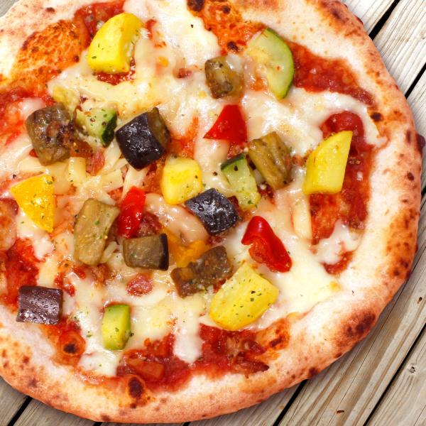 “オルトラーナ”はイタリア語で菜園を意味します。南イタリアの太陽と肥沃な大地が育んだ、強い旨みと甘みを持った地中海野菜（ポテト、ズッキーニ、ナス、赤パプリカ、黄パプリカ）のグリルをトマトソースにトッピングしました。ベーコンダイスやパルメザン...